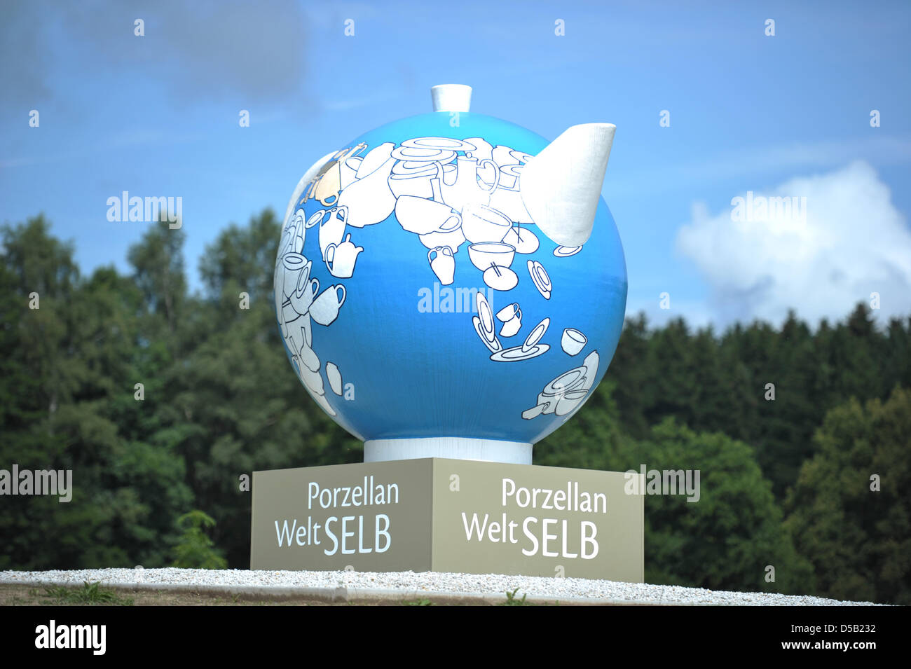 The new landmark of the city of Selb stands on a traffic island in Selb ...