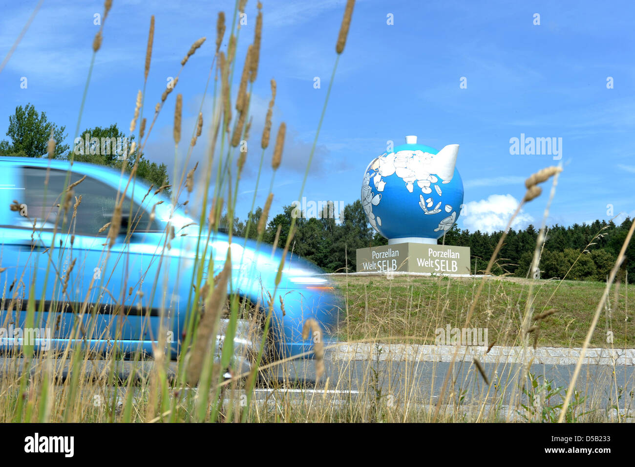 The new landmark of the city of Selb stands on a traffic island in Selb ...