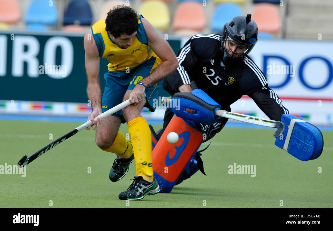 England's goalie James Fair (R) Australia's Russell Ford (L) vie for ...