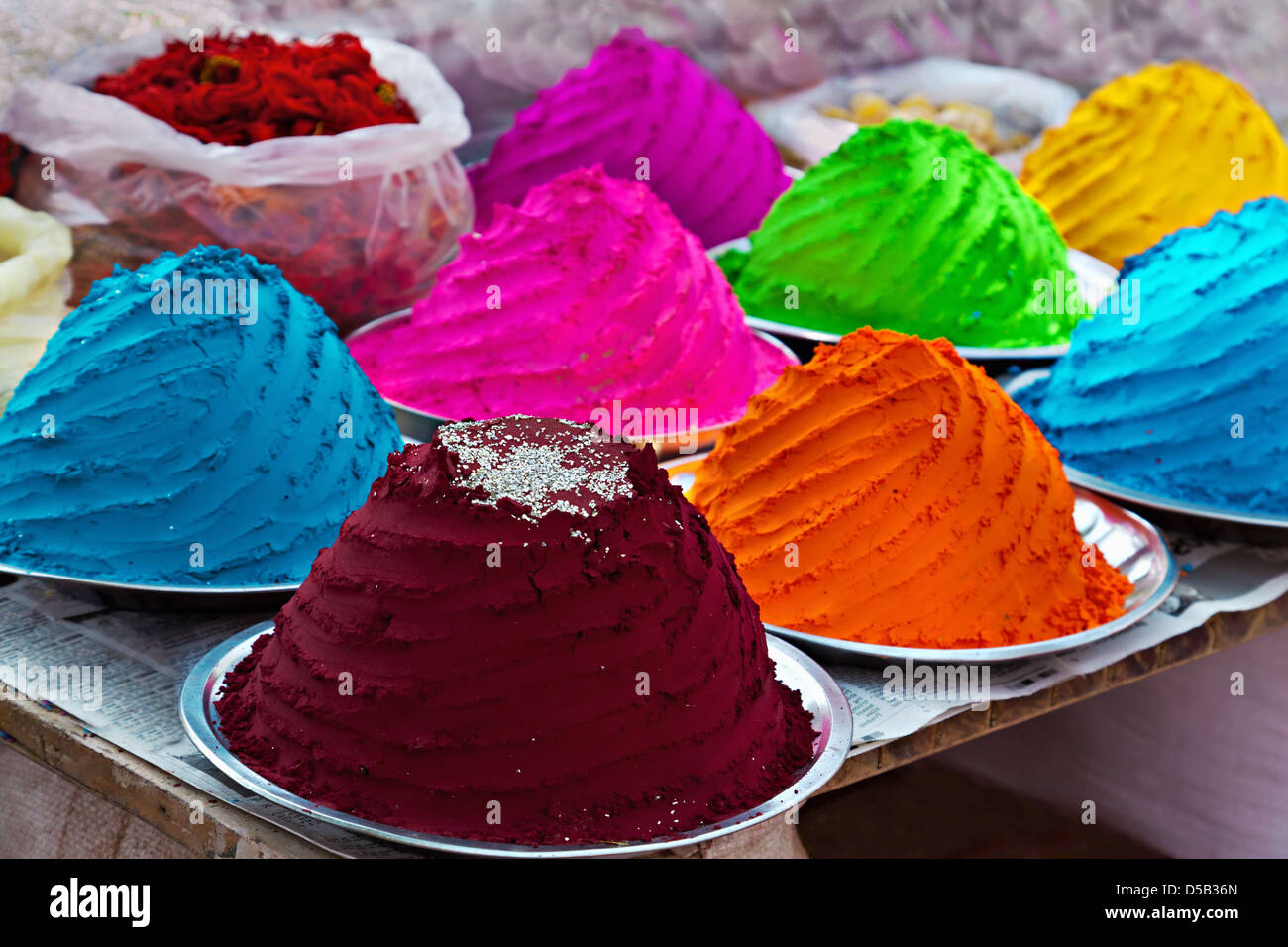 Indian colorful powder, market, India Stock Photo - Alamy