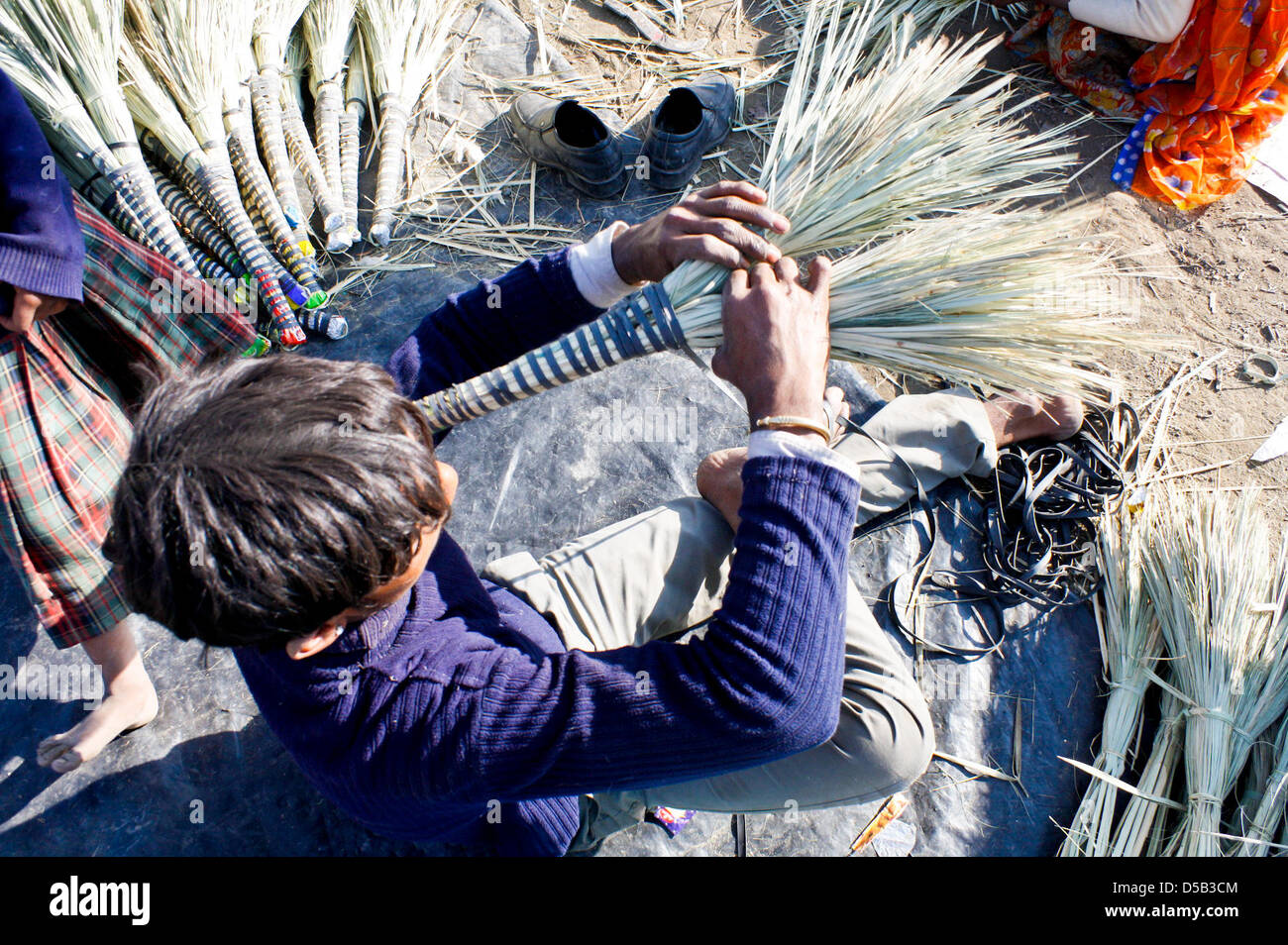 Slum dweller hi-res stock photography and images - Alamy
