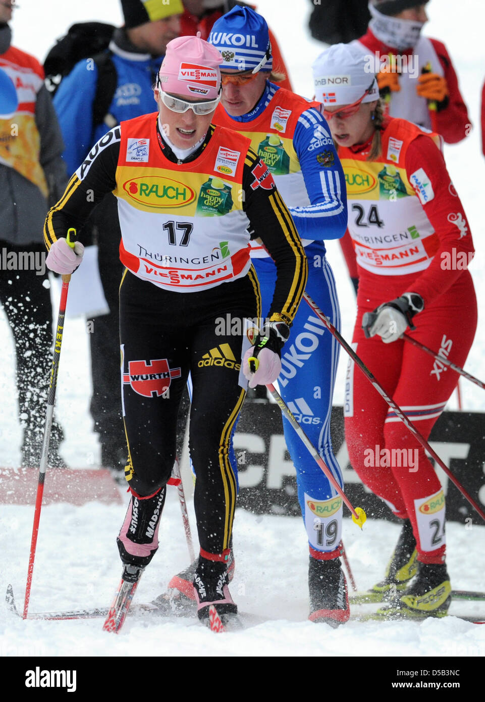 German Evi Sachenbacher-Stehle (front) leads Russian Alena Sidko and ...