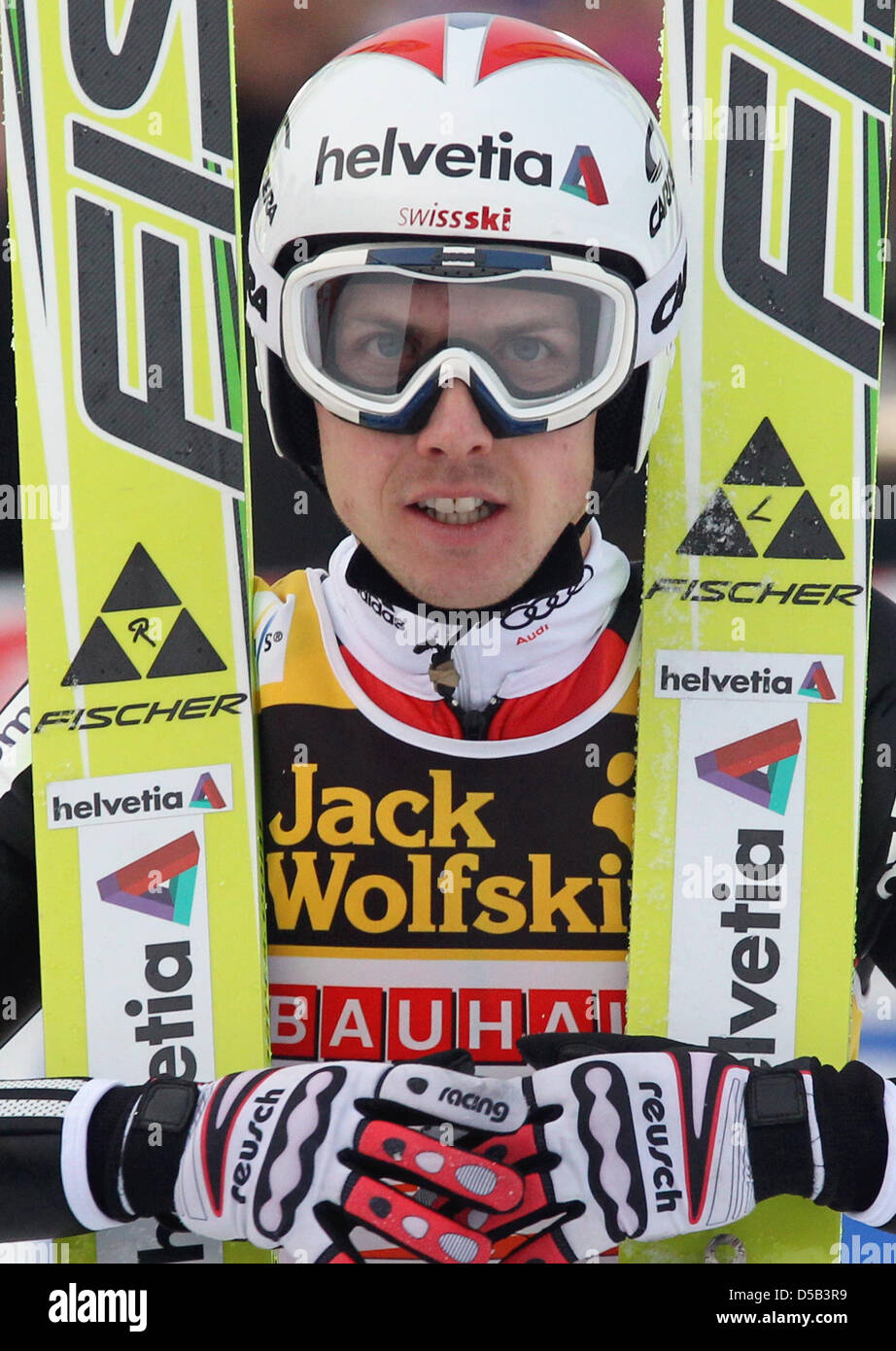 Der schweizer Skispringer Simon Ammann blickt am Freitag (01.01.2010 ...