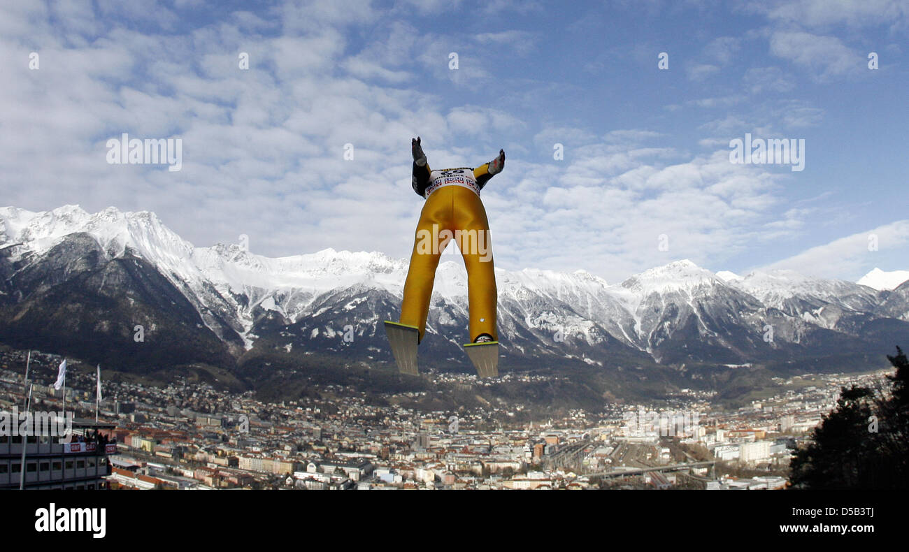 Der deutsche Skispringer Pascal Bodmer springt am Sonntag (03.01.2010 ...