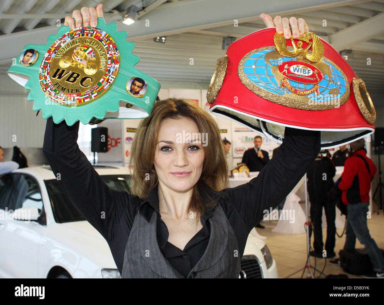 Die amtierende Boxweltmeisterin Ina Menzer aus Hamburg zeigt am Montag ...