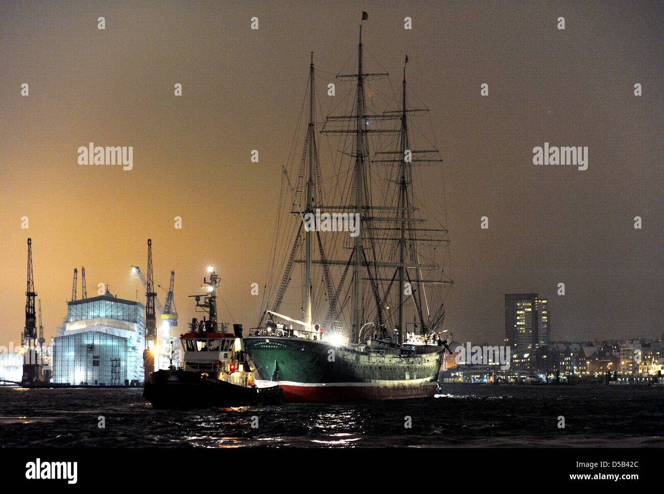 The museum ship "Rickmer Rickmers" is pulled towards the dock on the ...
