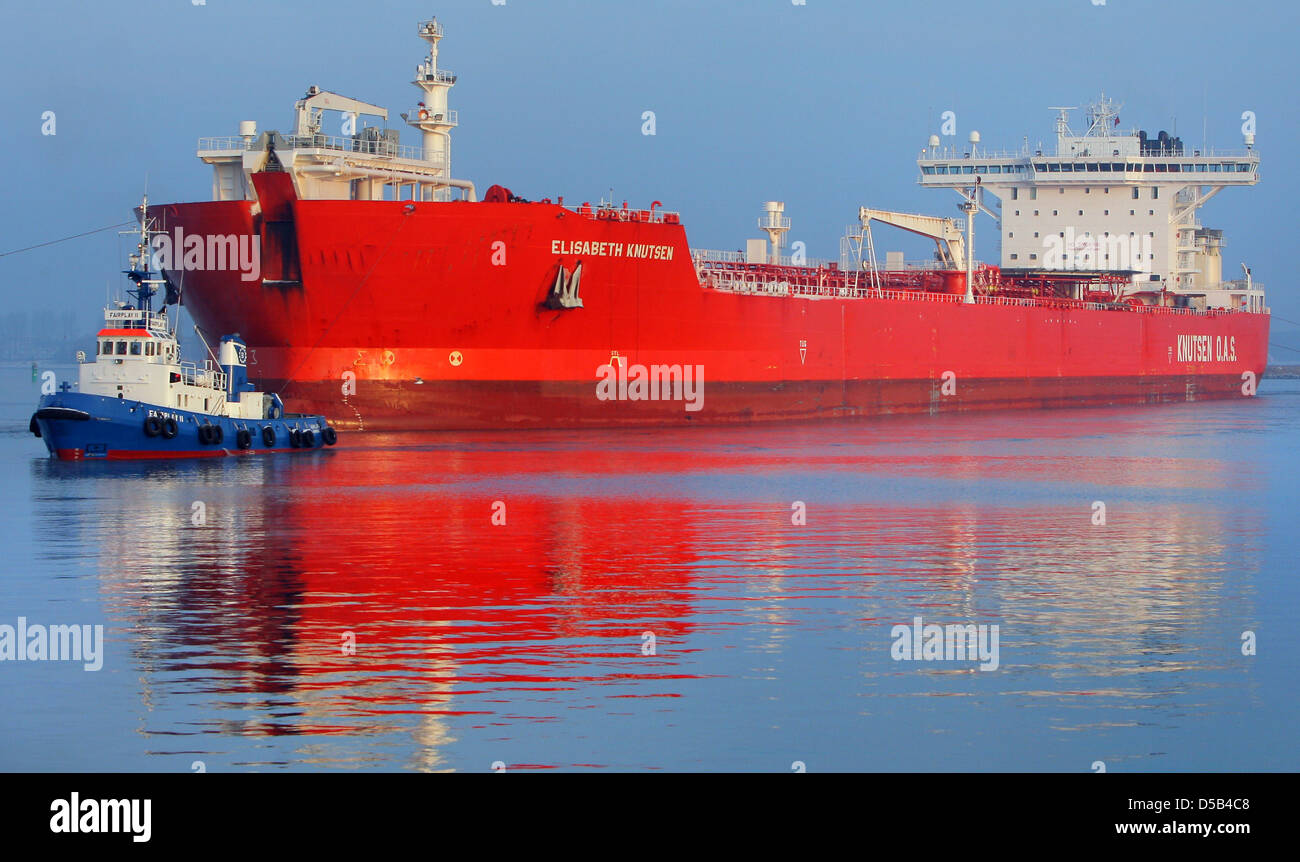 The tanker 'Elisabeth Knutsen' loaded with 80.000 tons of crude oil ...