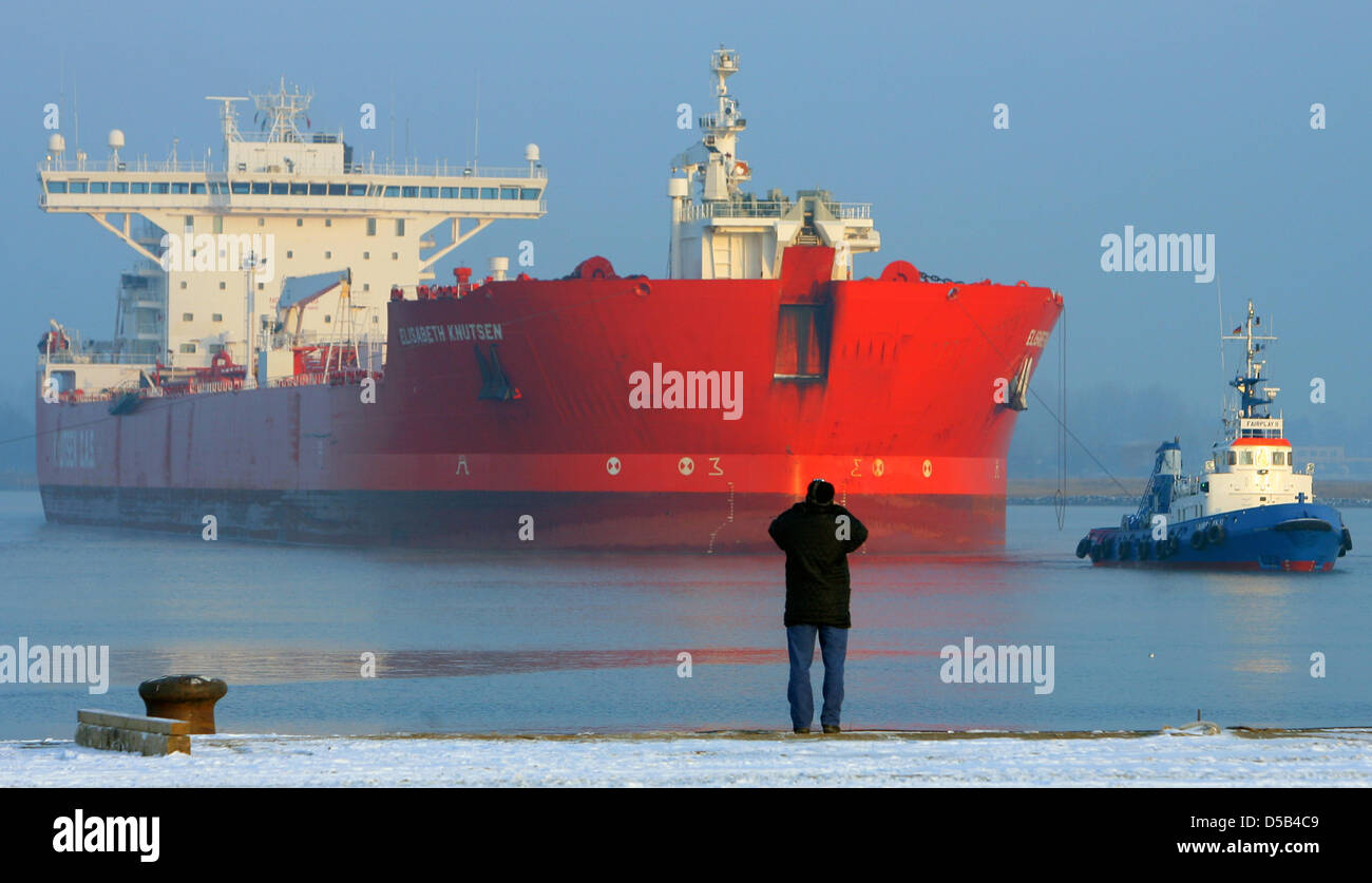 The tanker 'Elisabeth Knutsen' loaded with 80.000 tons of crude oil ...
