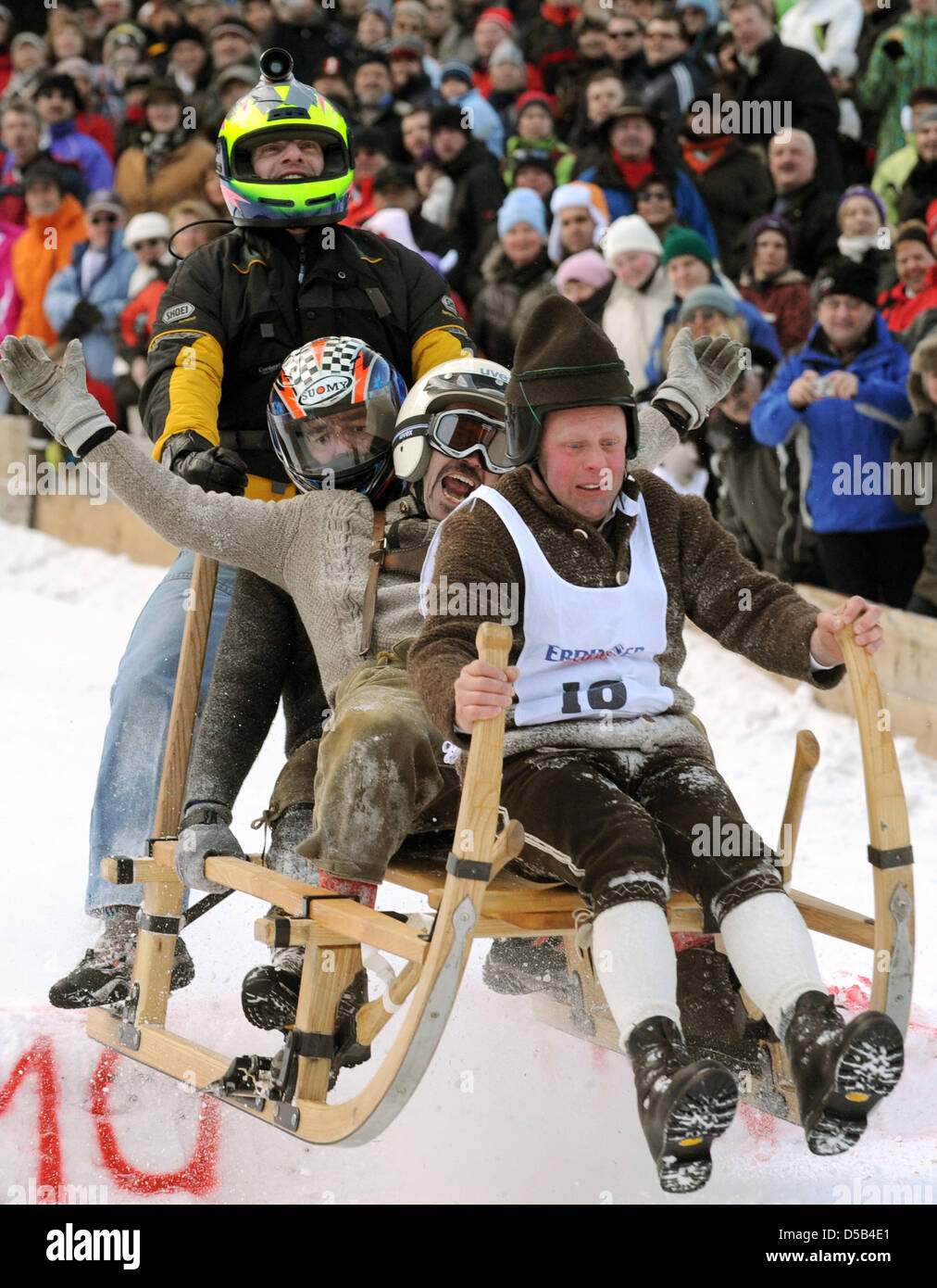 A team races down the slope during the traditional 'Hornschlittenrennen ...