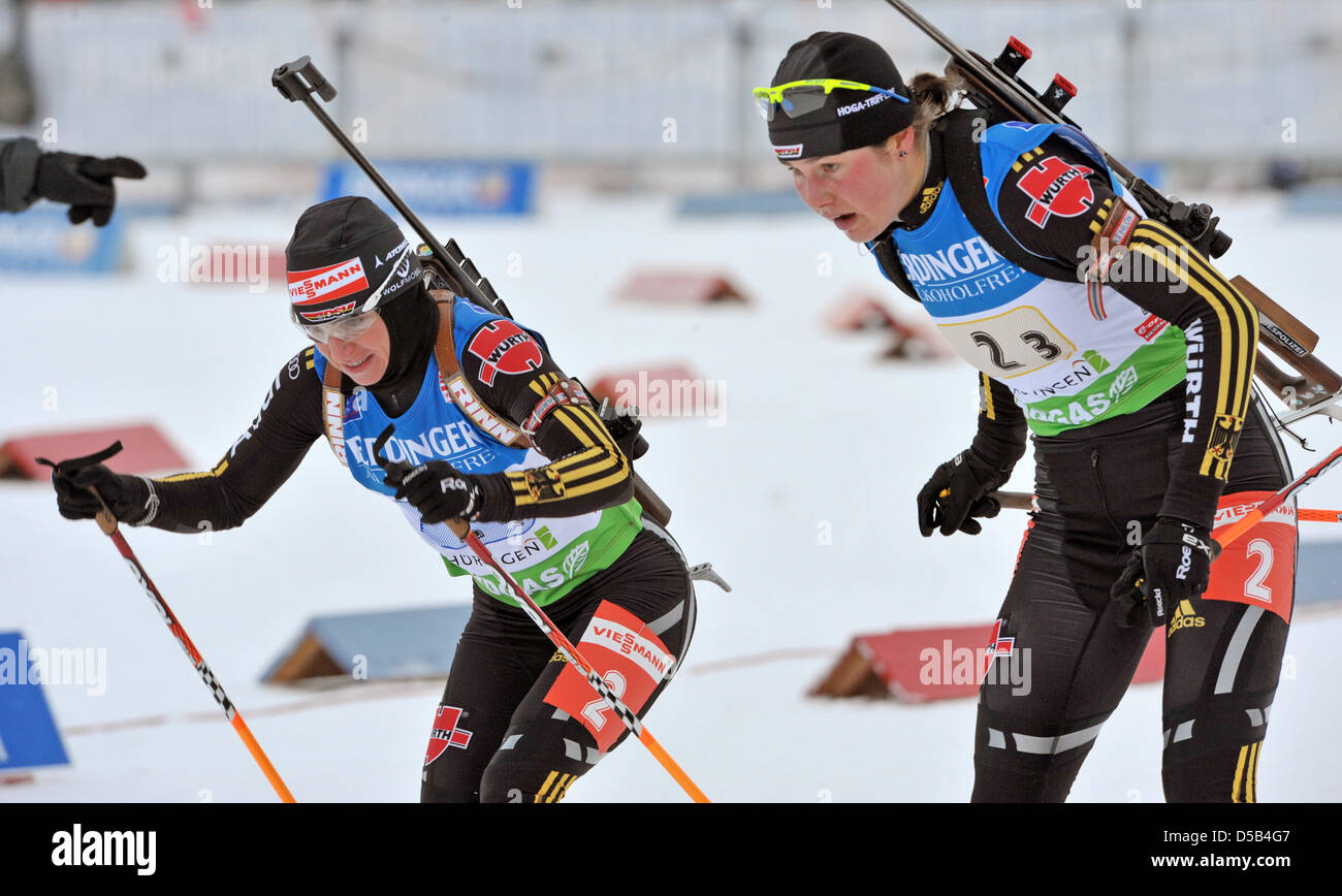 German (R) Tina Bachmann hands over to teammate Andrea Henkel during ...