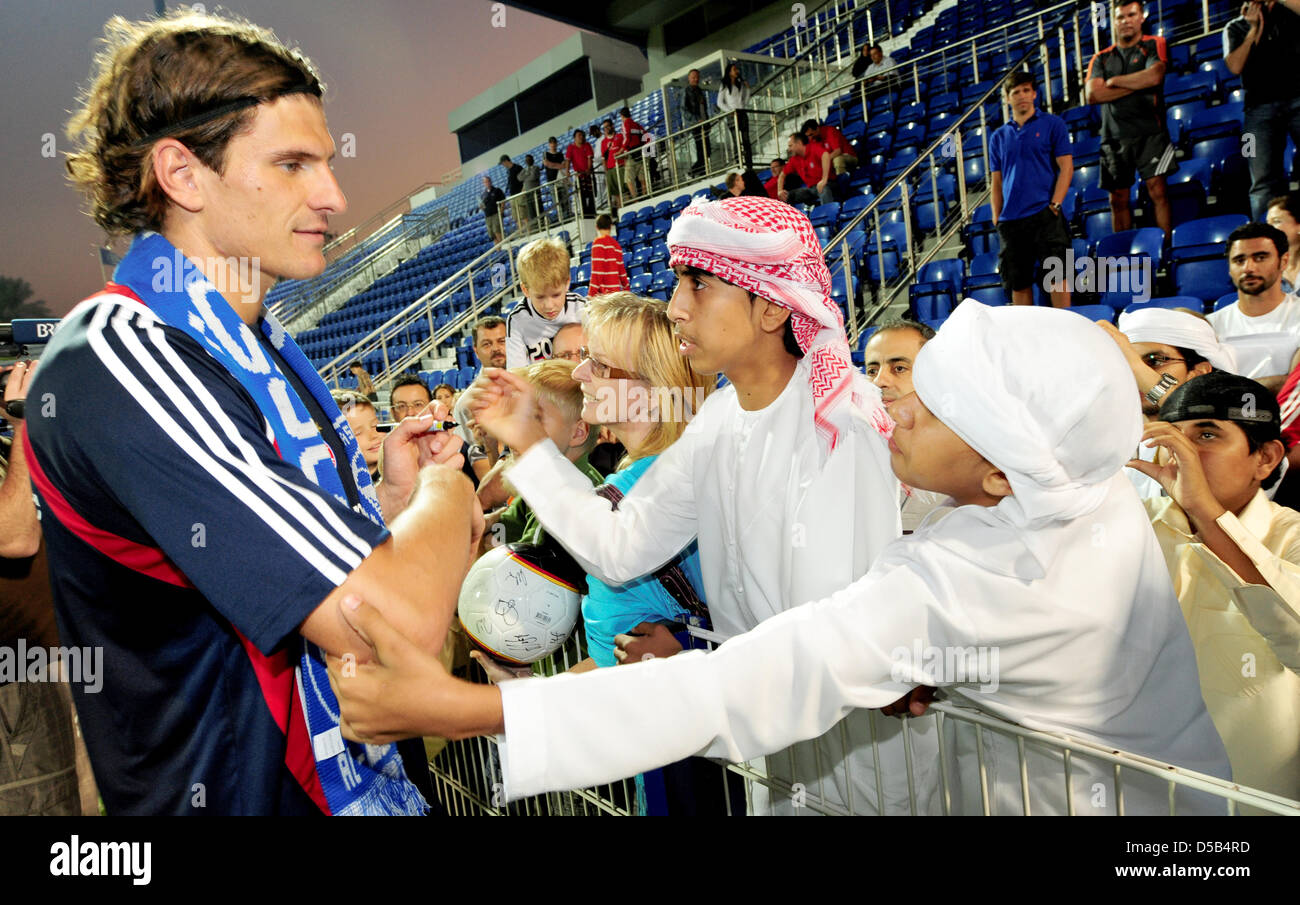 German Bundesliga club FC Bayern Munich's Mario Gomez (L) signs ...