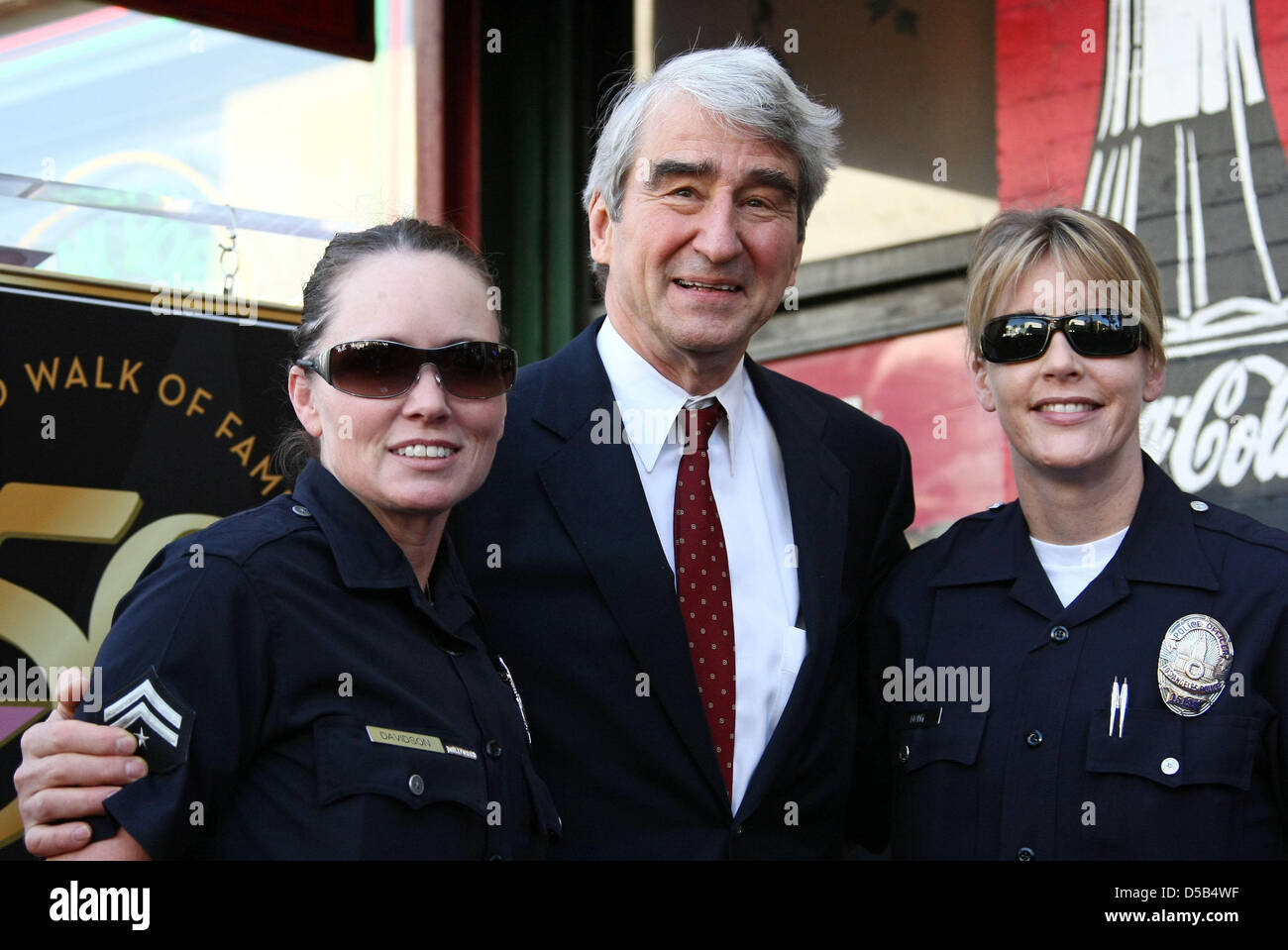 US-Actor Sam Waterston (C) poses with two police women during the ...