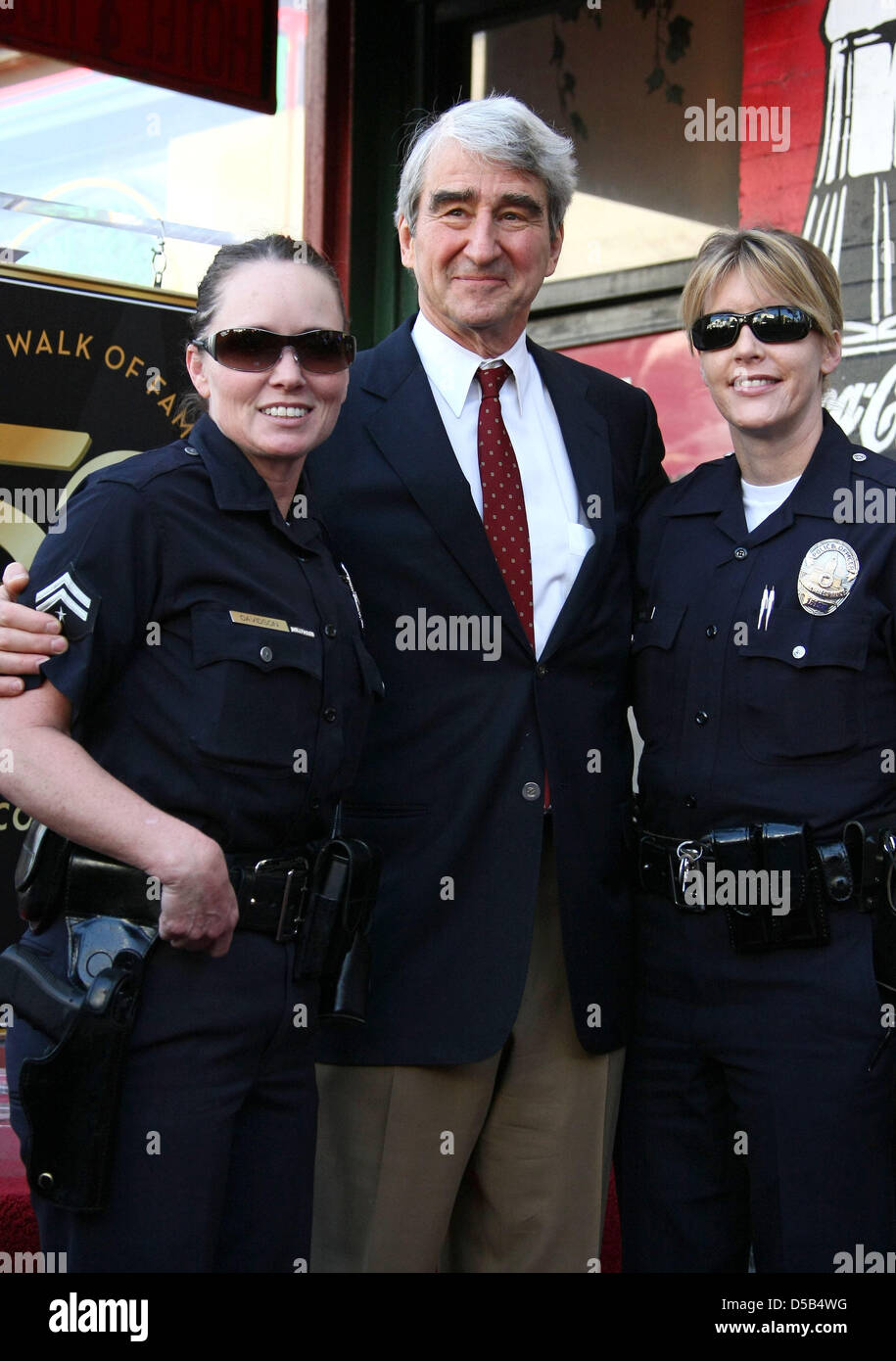 US-Actor Sam Waterston (C) poses with two police women during the ...