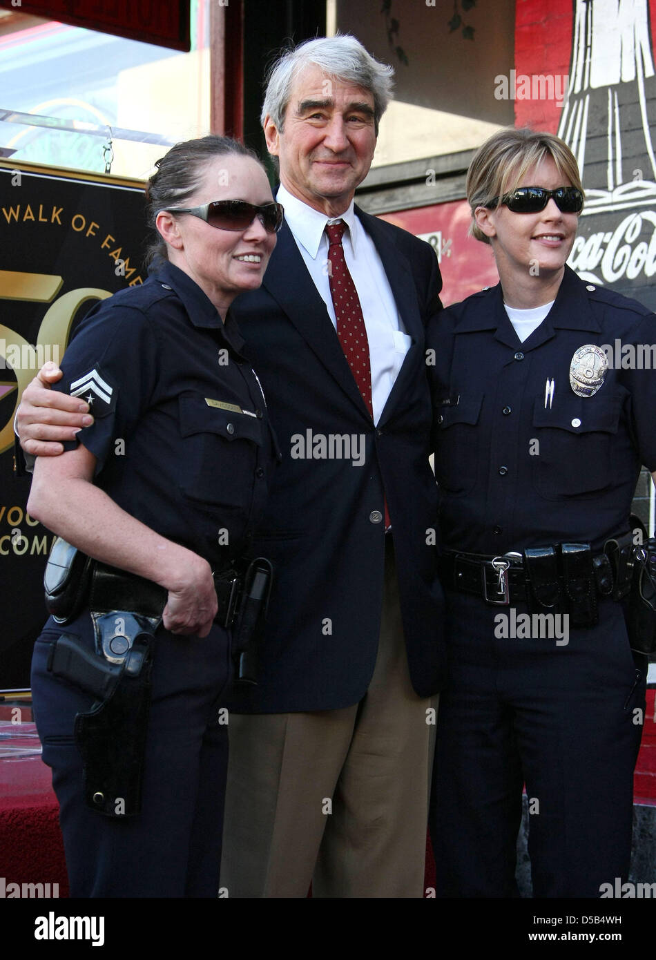 US-Actor Sam Waterston (C) poses with two police women during the ...