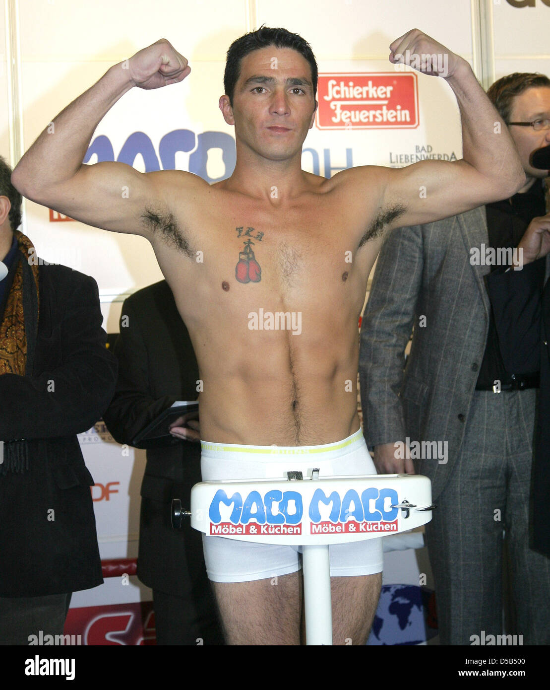 Der Boxer Ruben Eduardo Acosta aus Argentinien zeigt am Freitag (08.01. ...