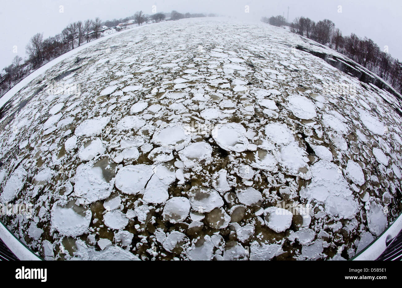 Drift ice floats on the Oder in Hohenwutzen, Germany, 11 January 2010 ...
