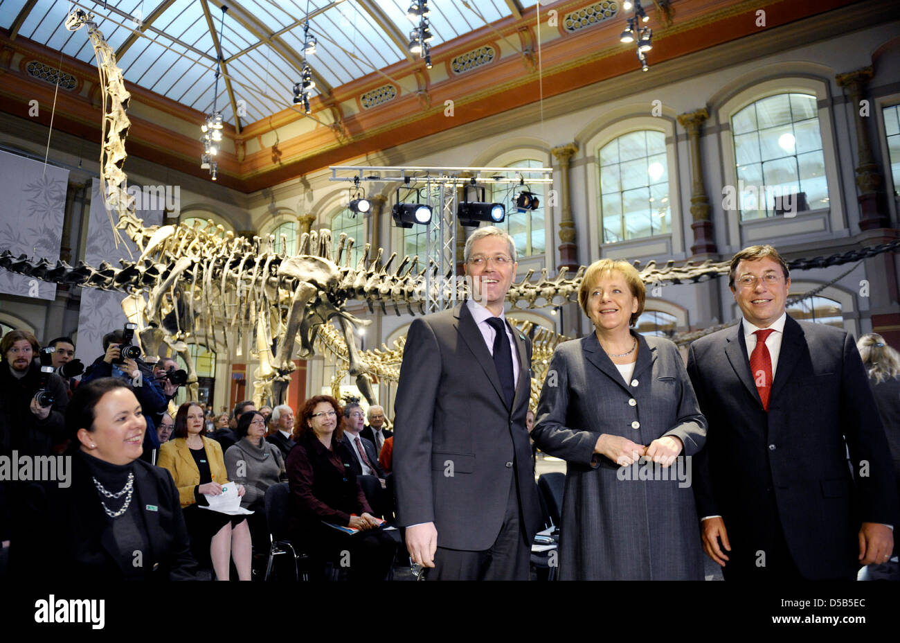 German Chancellor Angela Merkel (C), German Environmental Minister ...