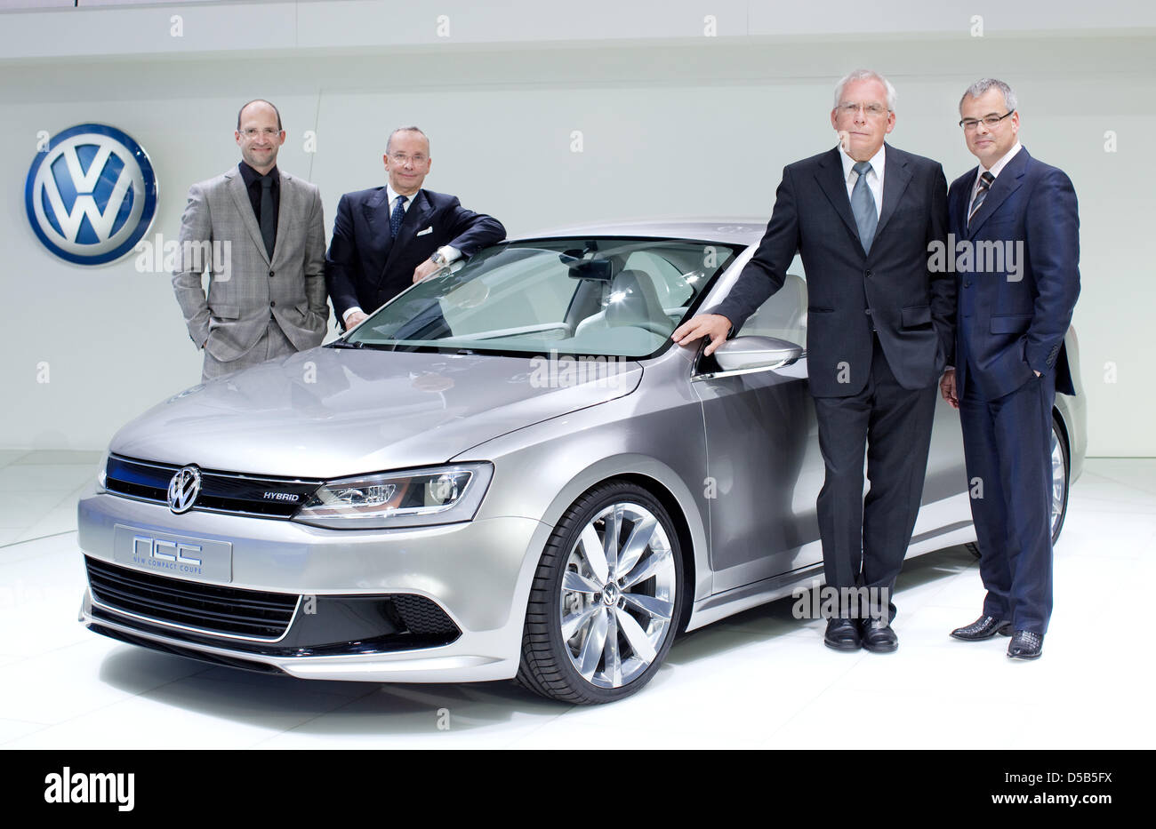 Klaus Bischoff (L-R), chief designer of Volkswagen (VW), Walter Maria ...