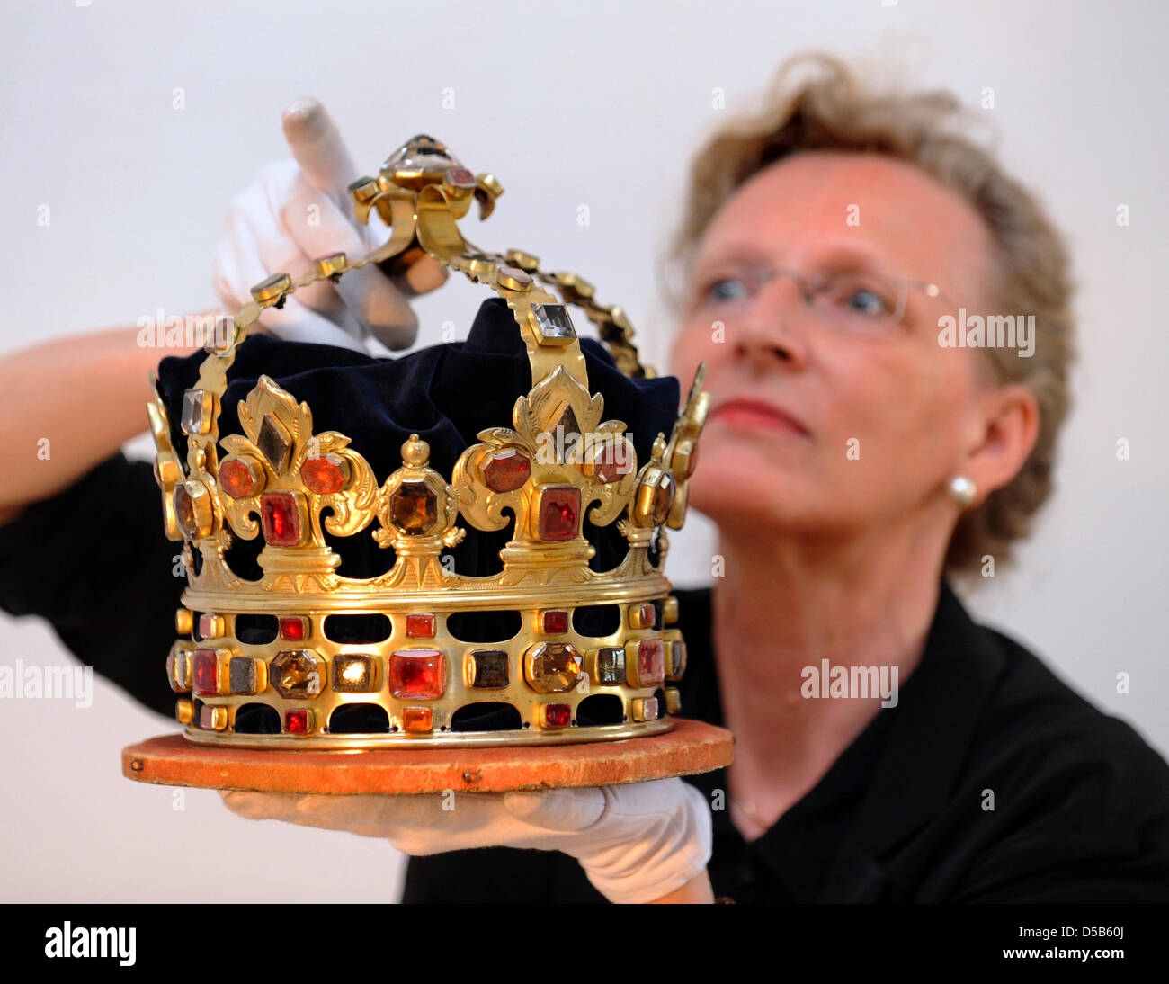 Chief curator Jutta Charlotte von Bloh presents the crown of Augustus ...