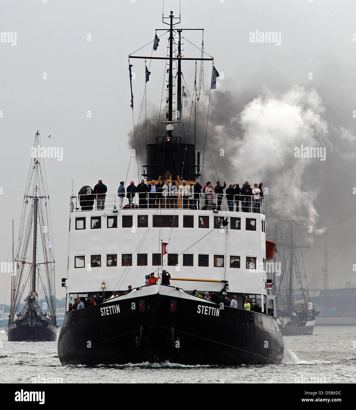 Steam ice-breaker 'Stettin' participates in the squadron sail at 20th ...