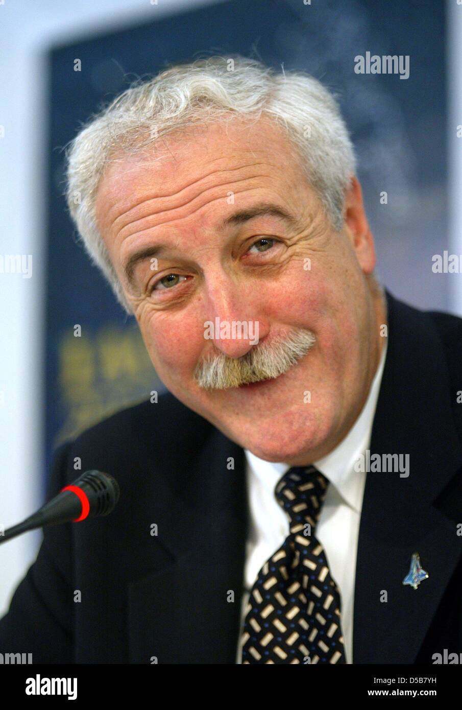 (dpa-FILE) - A picture dated 30 September 2003 shows former NASA-chief ...