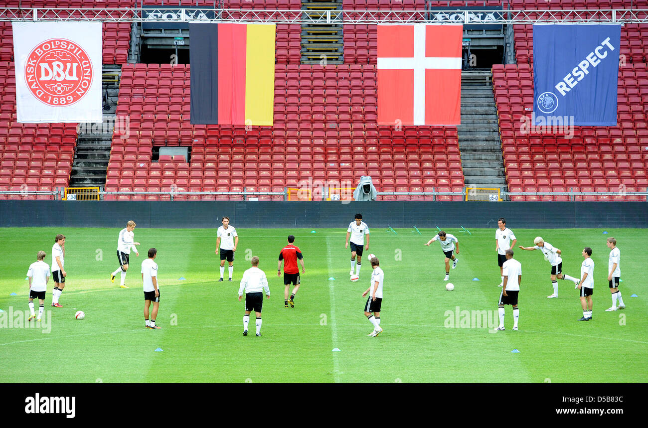 The players of the German national soccer team stretch themselves ...