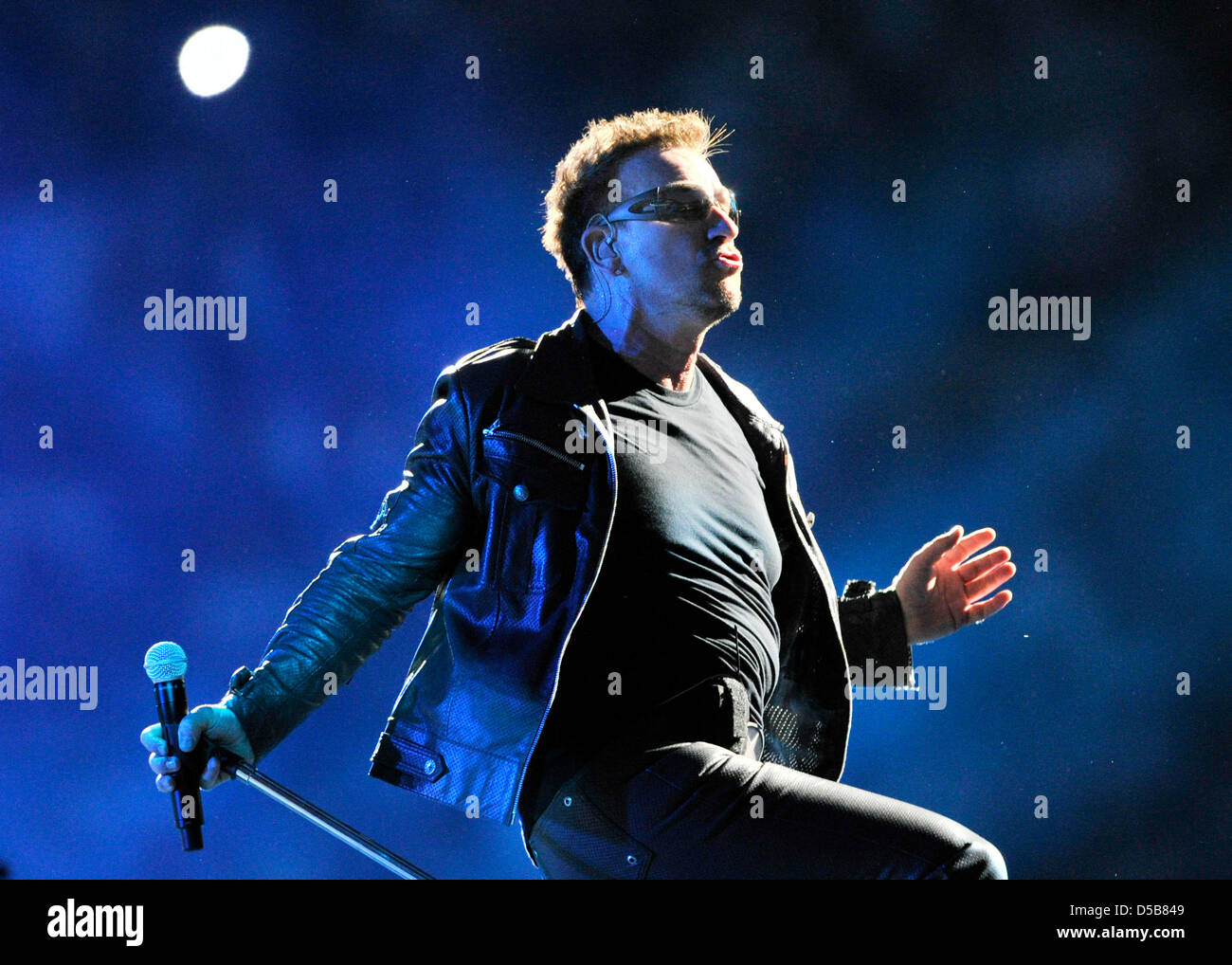 Bono on stage hi-res stock photography and images - Alamy