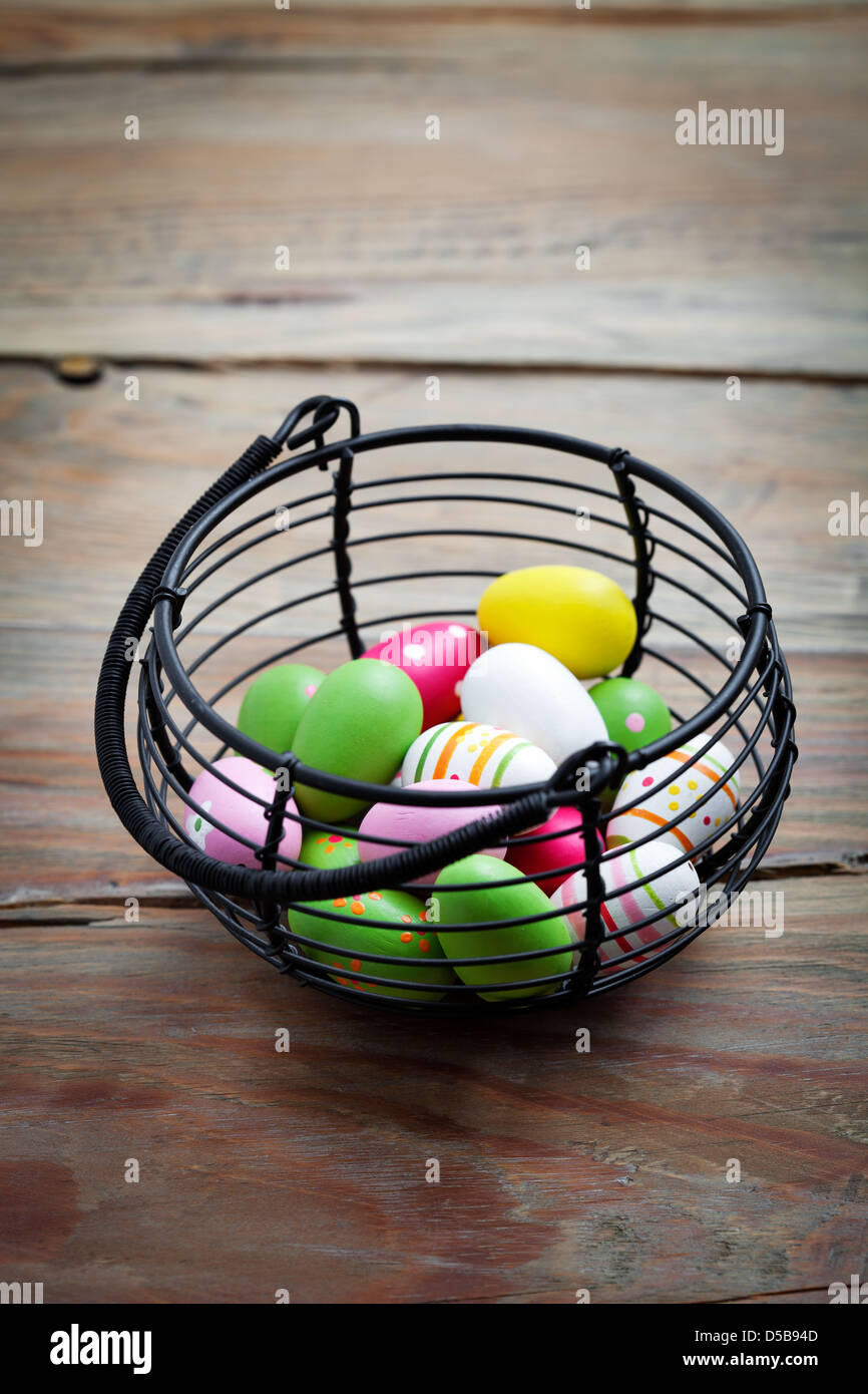 Black wire basket hi-res stock photography and images - Alamy