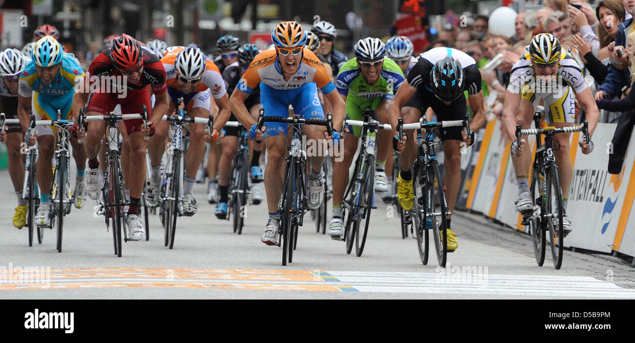 US cyclist Tyler Farrar (C) wins the cycling's elite at the Cyclassics ...