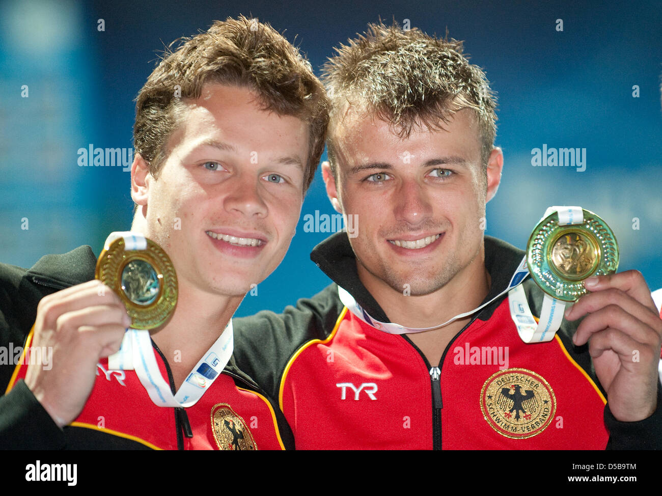 German divers Patrick Hausding (L) and Sascha Klein present the medals ...