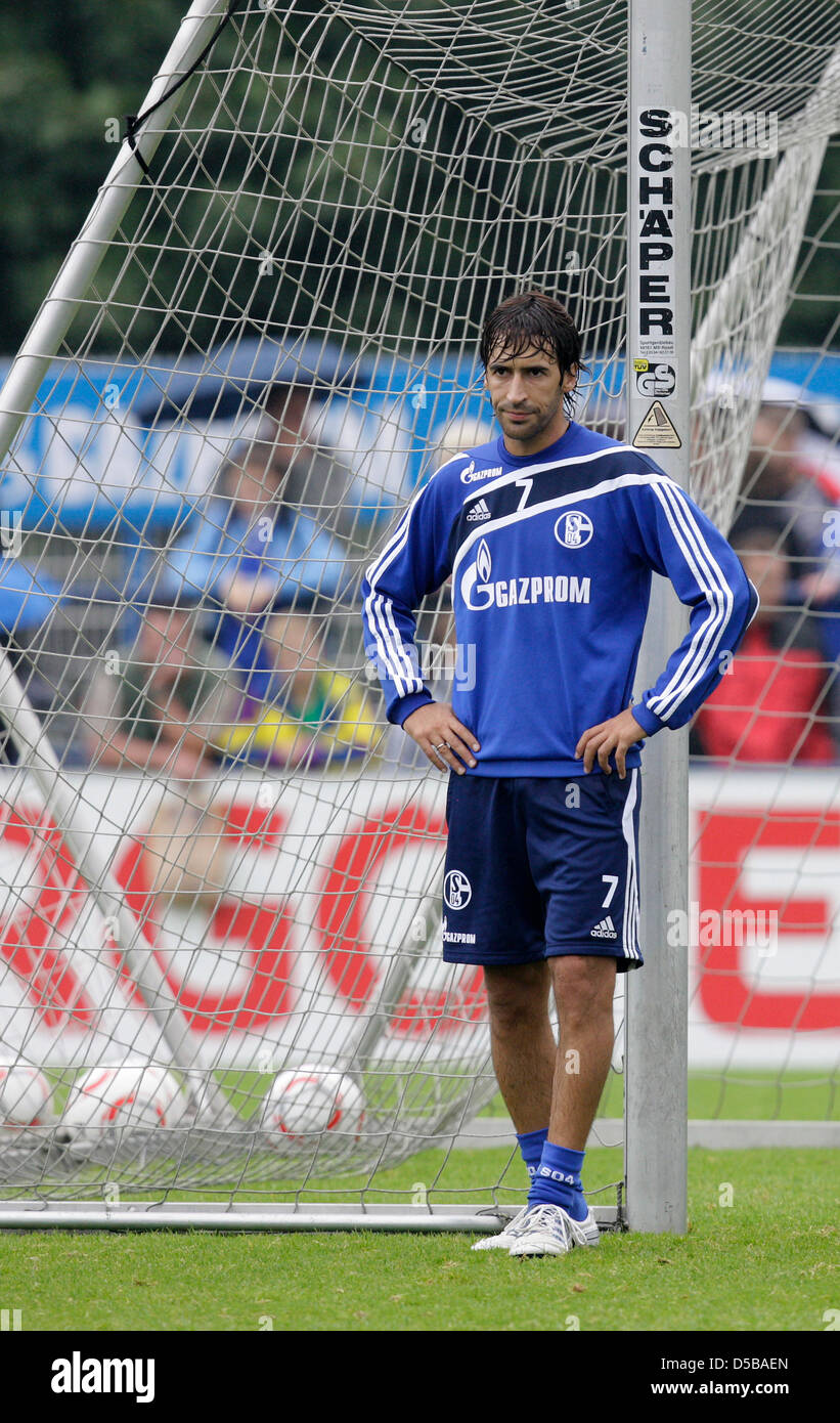 Raul fc schalke 04 hi-res stock photography and images - Alamy
