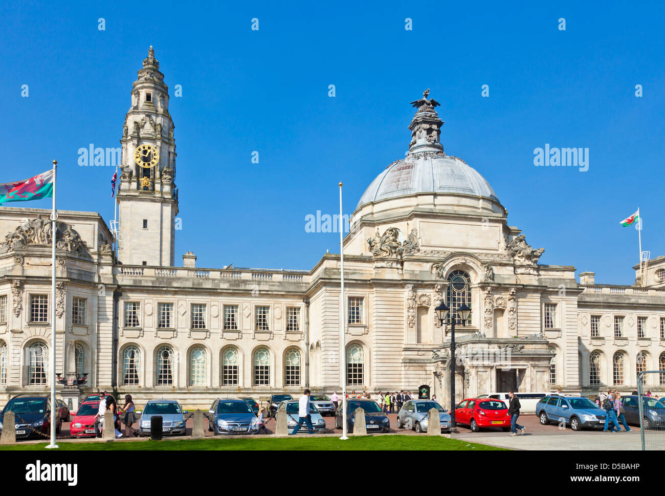 City hall cardiff hi-res stock photography and images - Alamy