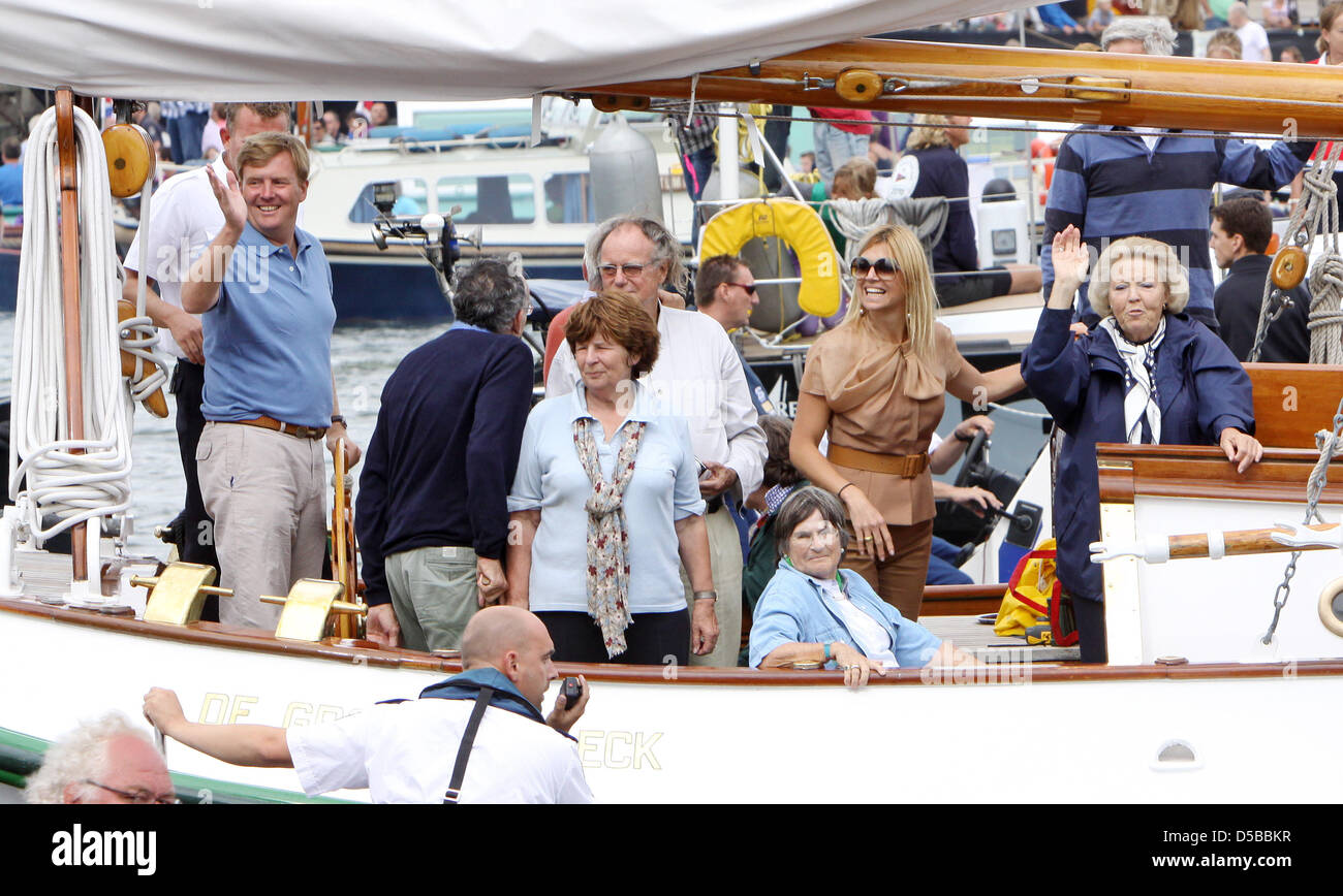 Dutch Queen Beatrix (R), Crown Prince Willem-Alexander (L) and Crown ...