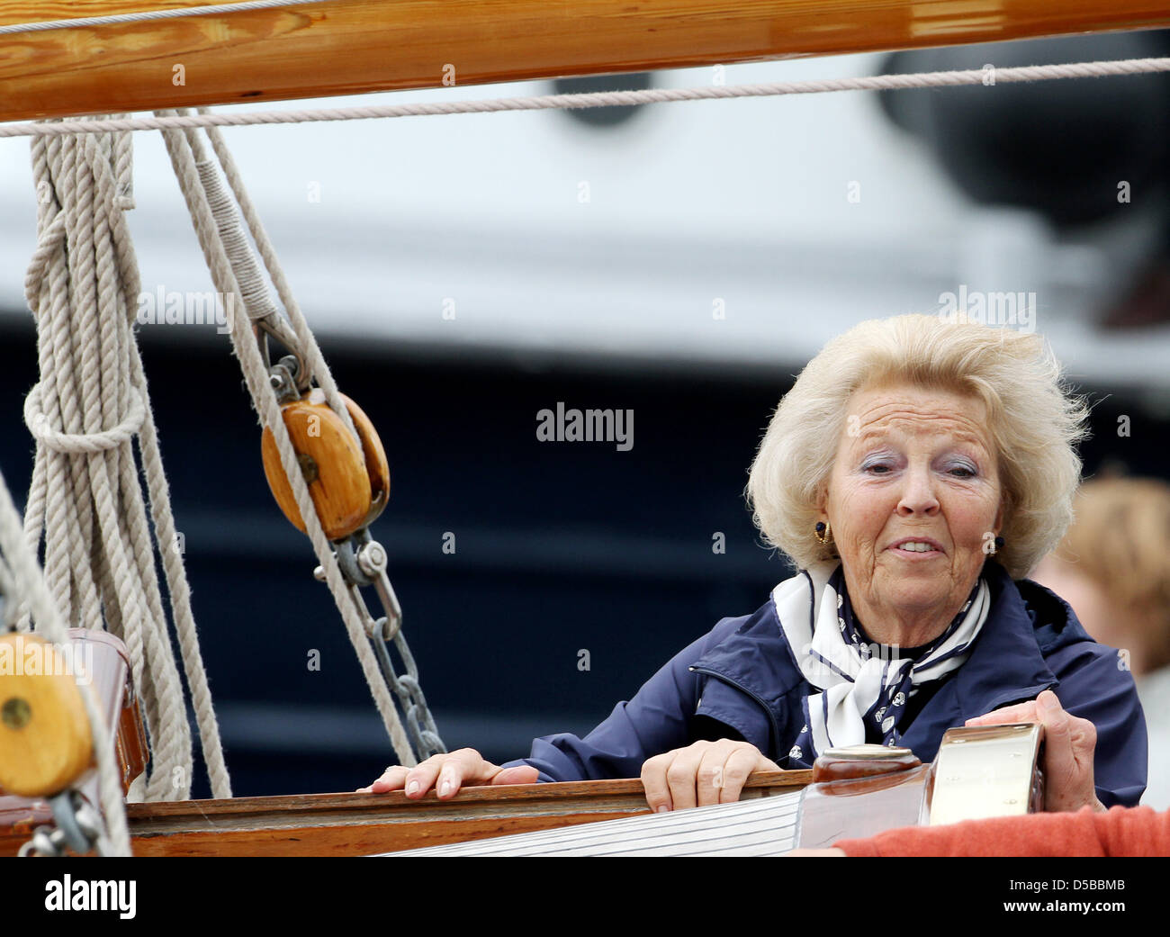 Dutch Queen Beatrix sails on the private ship 'De Groene Draeck' to ...