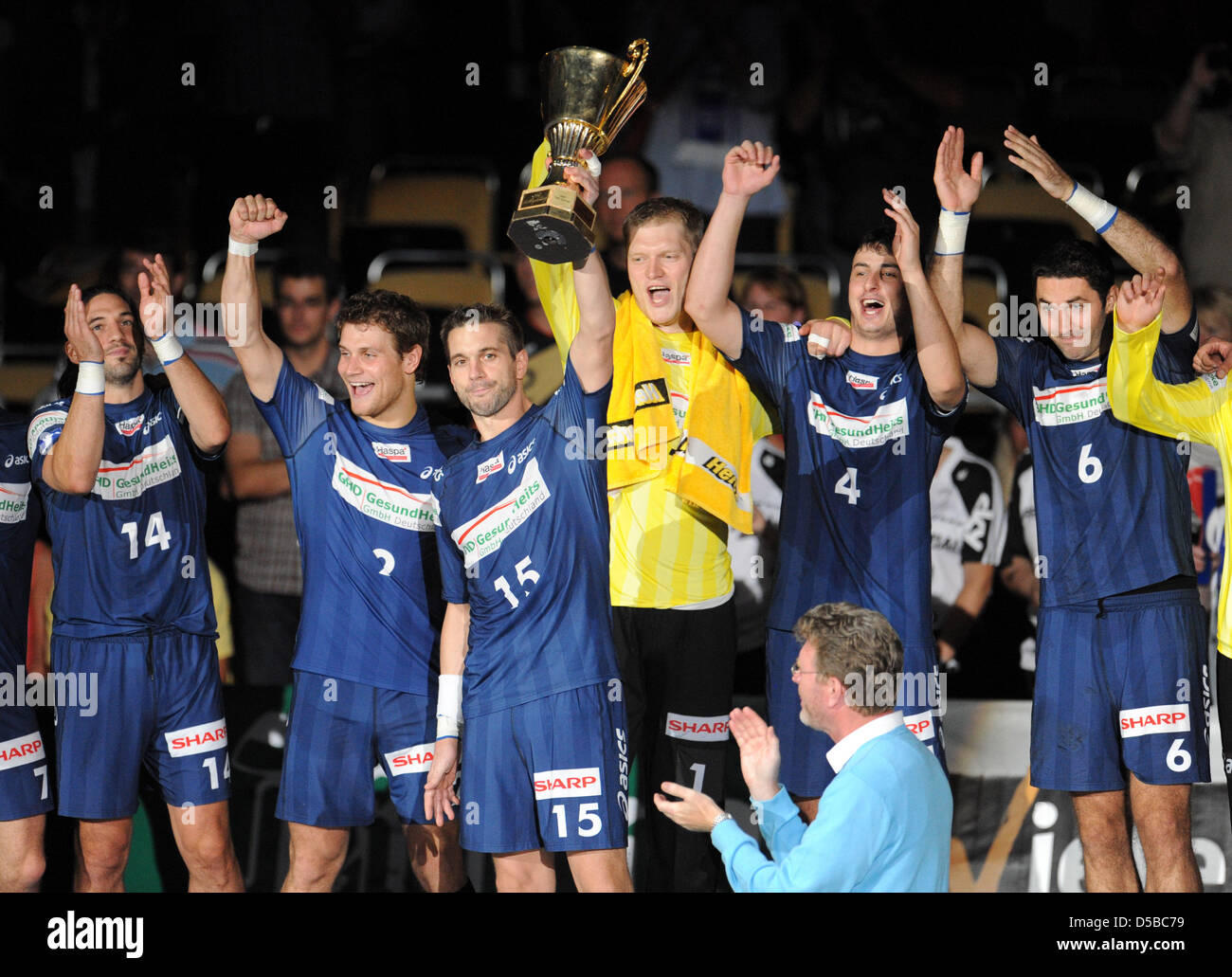HSV Hamburg celebrates after their 27-26 victory after the Handball ...
