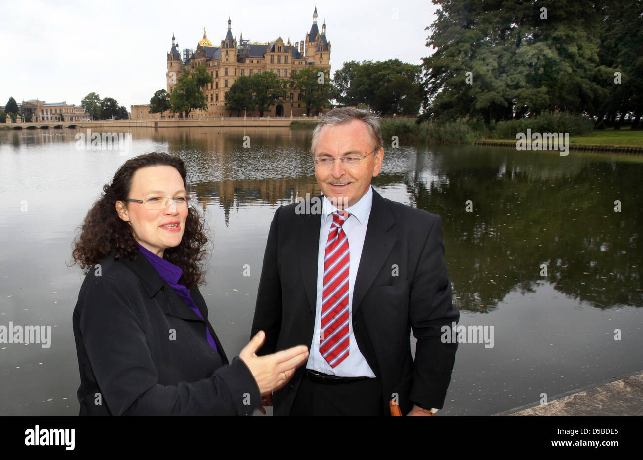 Together with Member of the Bundestag Hans-Joachim Hacker (R), SPD ...