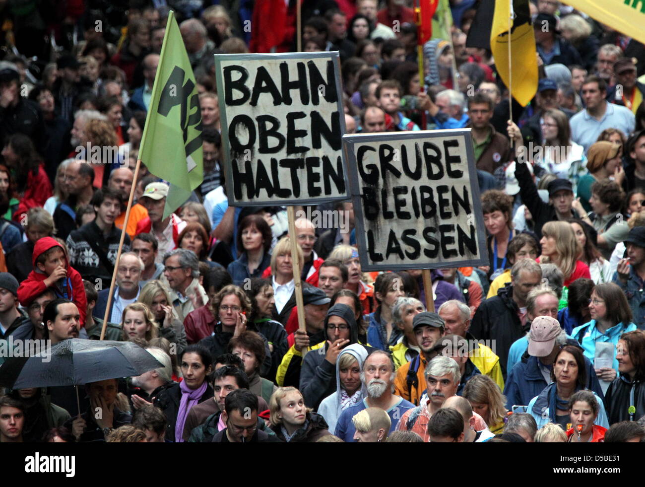 Several thousand people protest against the railway project 'Stuttgart ...