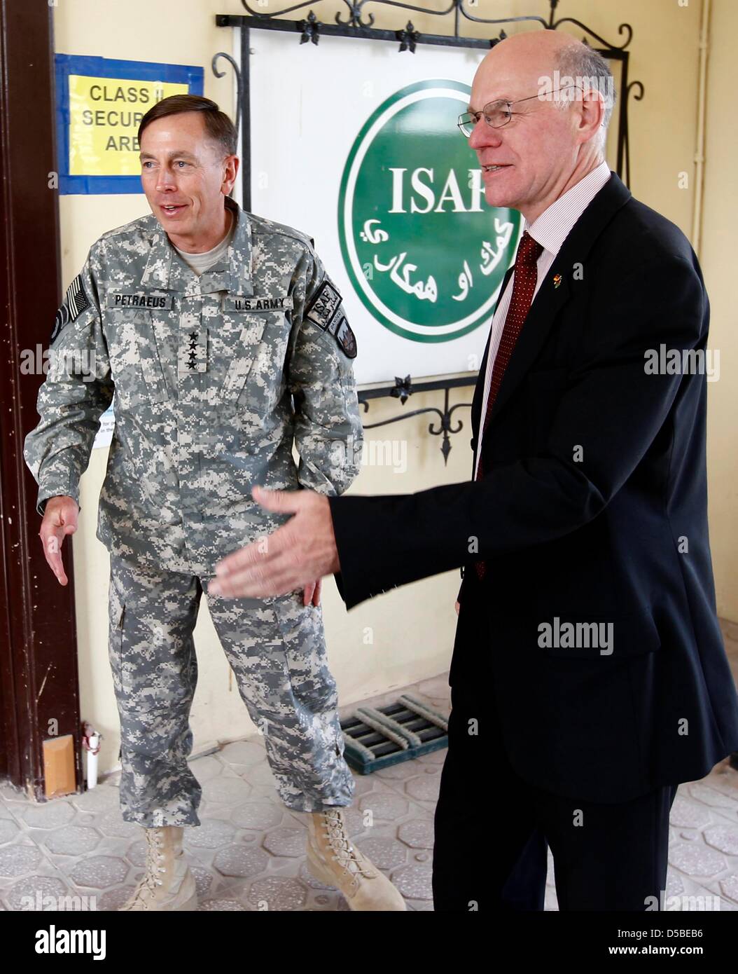 General David Petraeus (L), commander of ISAF and US forces in ...