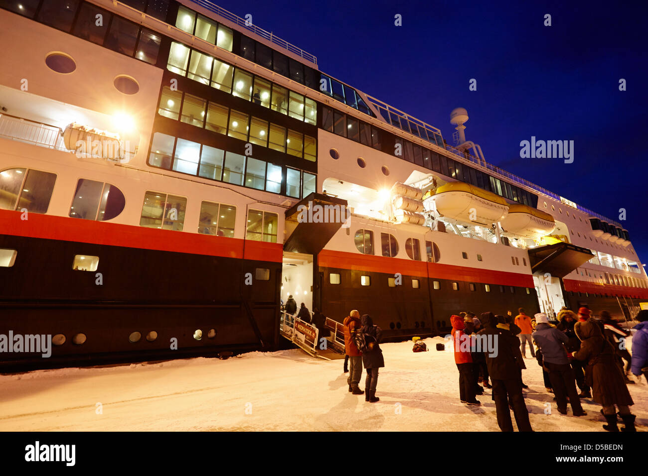 Boarding ship hi-res stock photography and images - Alamy