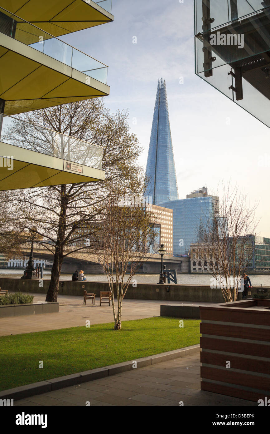 London glass building tall building hi-res stock photography and images ...