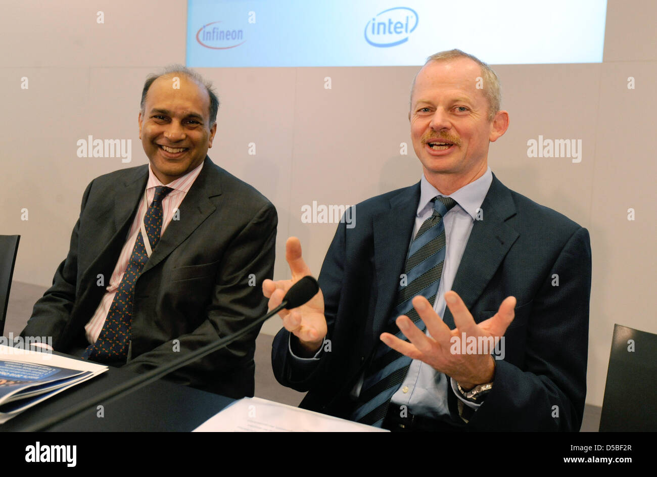 Intel Executive Vice President Arvind Sodhani (L) and Infineon CEO ...