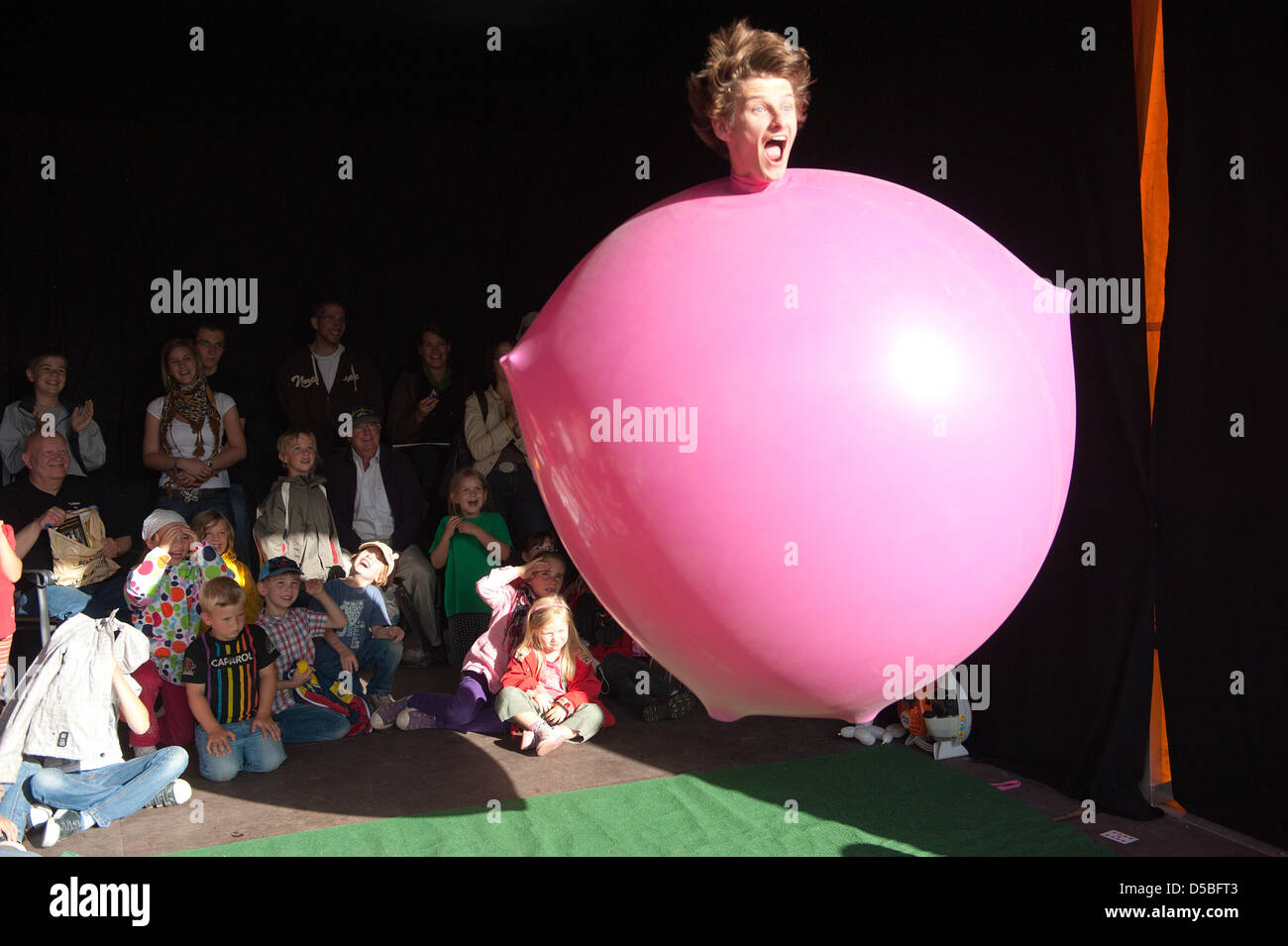 Magic acts hi-res stock photography and images - Alamy