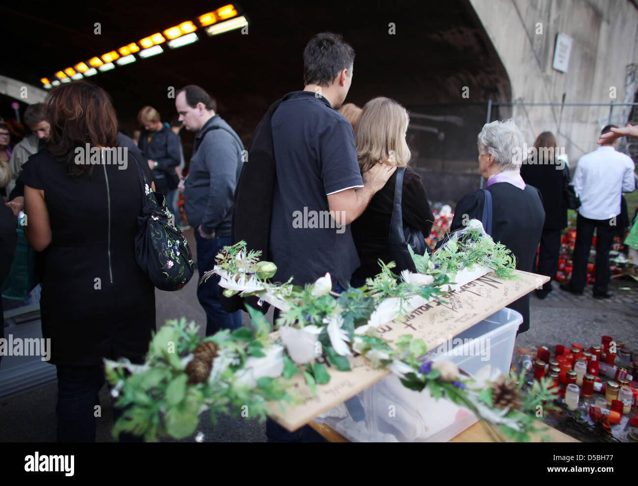 Bereaved mourn for the victims of Love Parade disaster at the site of ...