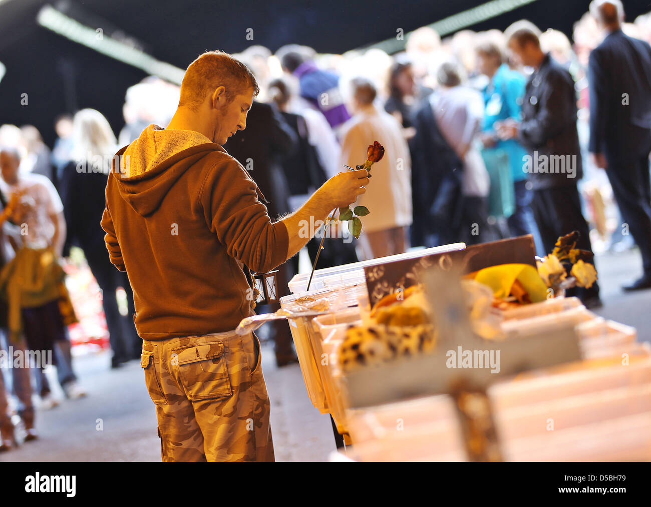 Bereaved mourn for the victims of Love Parade disaster at the site of ...