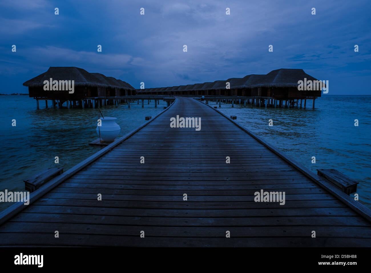 Bungalow at night hi-res stock photography and images - Alamy