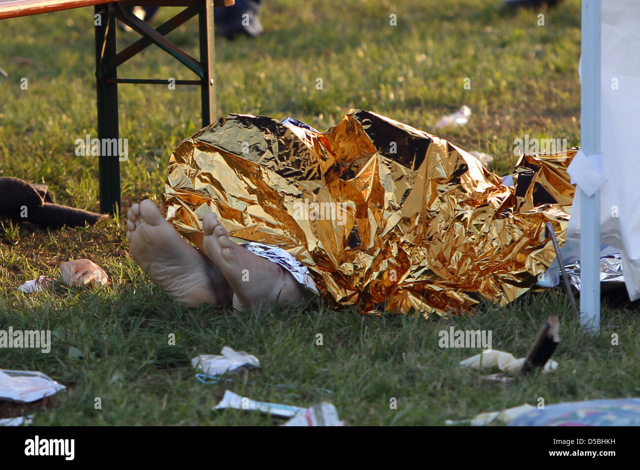 Die Leiche einer Frau, die durch einen Unfall während einer Flugshow ...