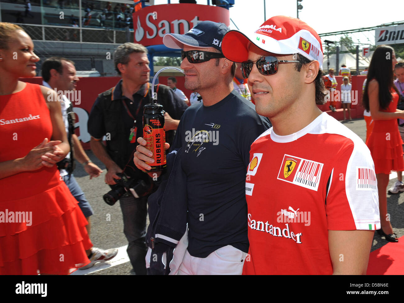 Brazilian formula one pilot Rubens Barrichello of Team Williams (L) and ...