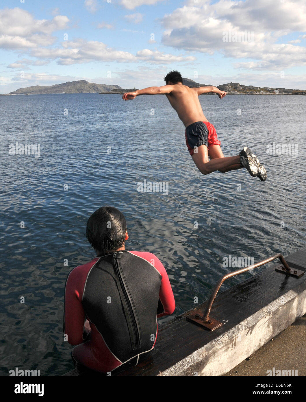 High temperatures seduce juveniles to boldly jump into the water at a ...