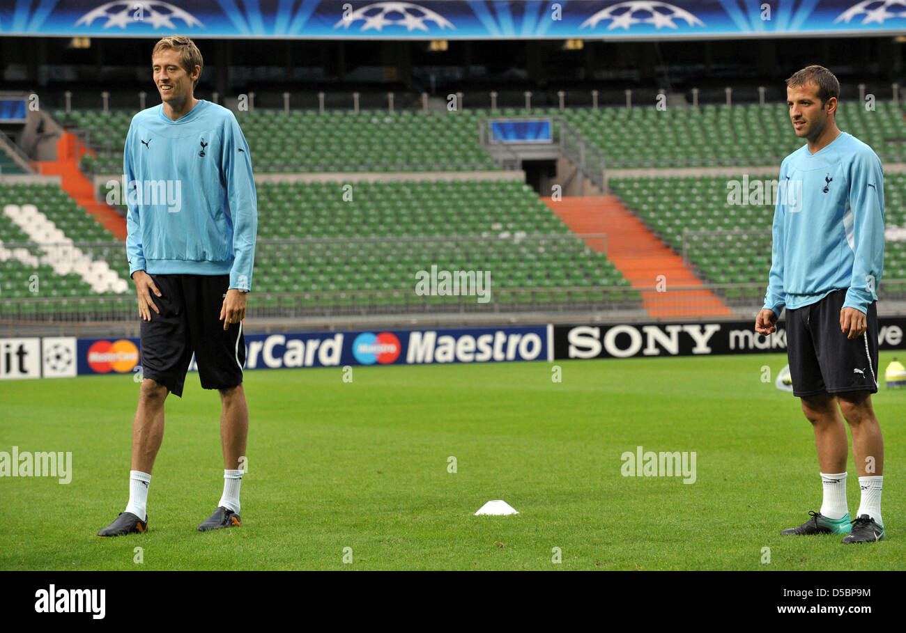 Rafael van der Vaart (R) and Peter Crouch train with Tottenham Hotspur ...