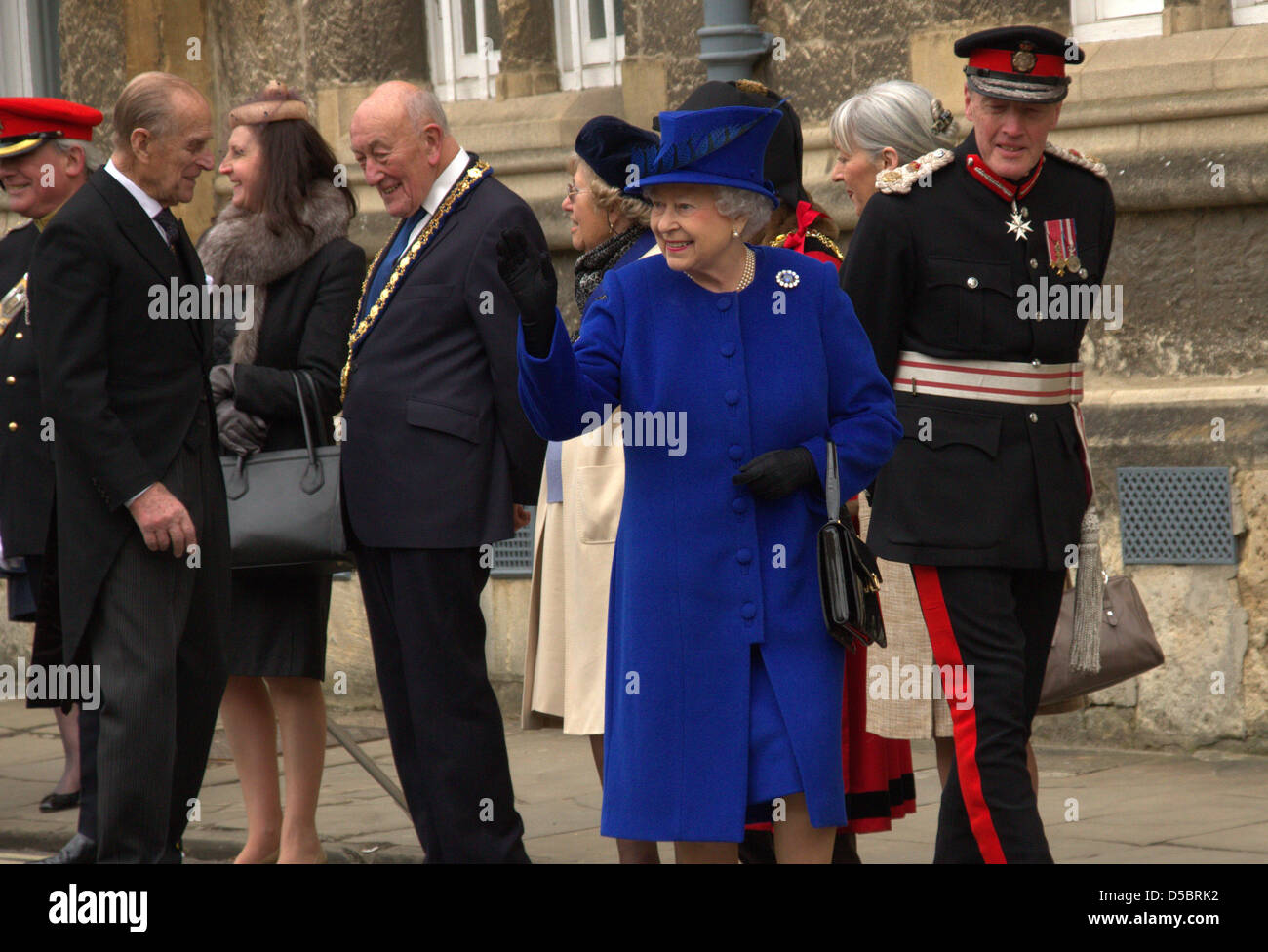 The queen waving hi-res stock photography and images - Alamy